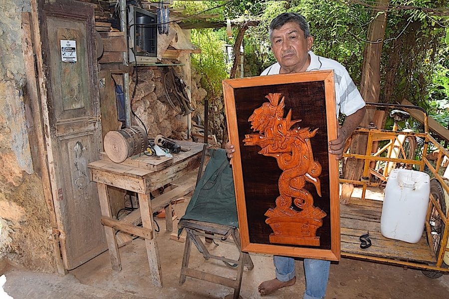 Manos mágicas de la familia Chim labran los tallados de la Uxmal-Muna